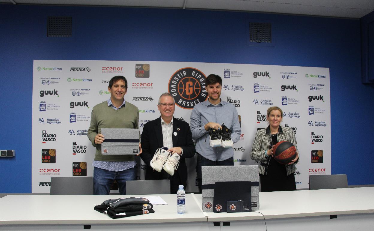 Habrá un mercadillo de ropa de segunda mano con material donado por los jugadores | El Diario Vasco